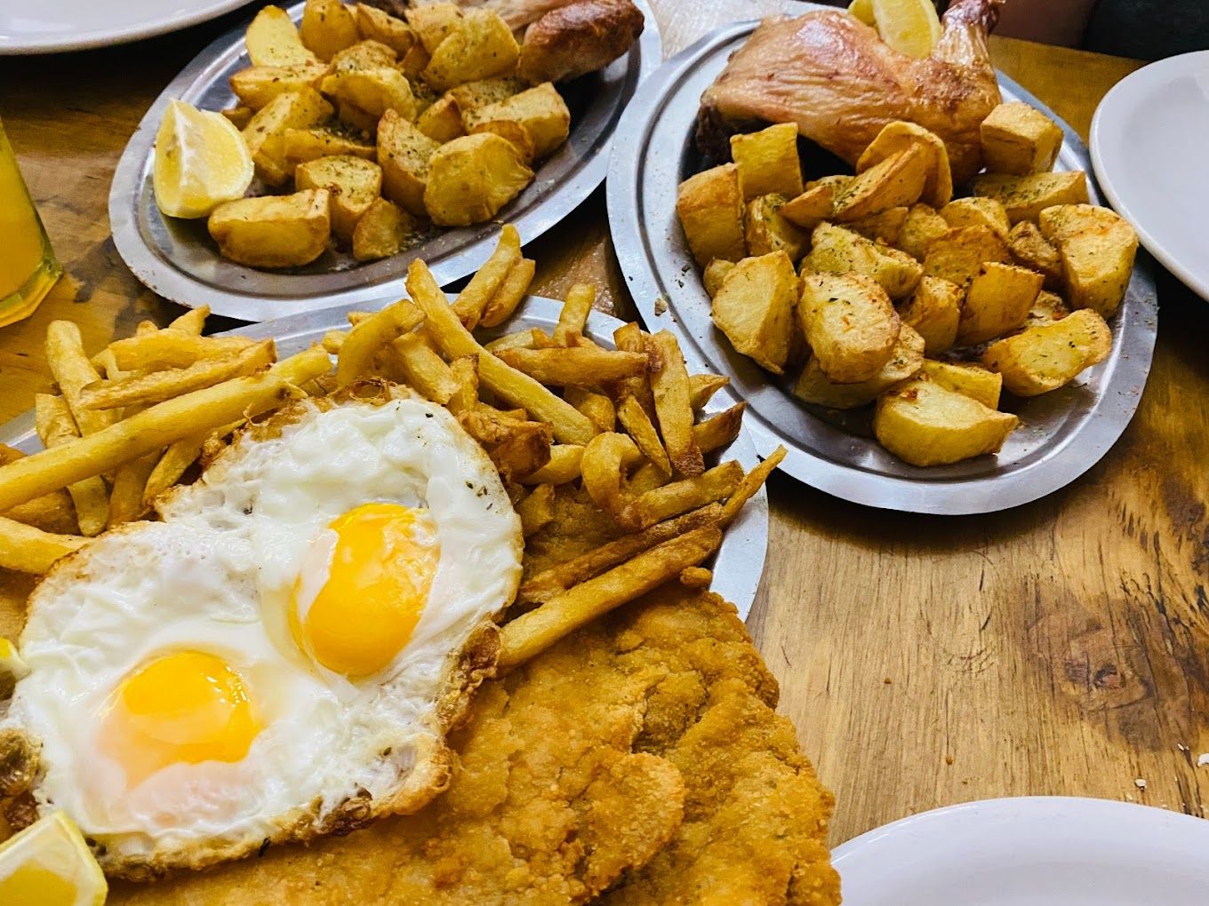 El bodegón de Buenos Aires que se destaca por su sabroso ojo de bife con papas fritas
