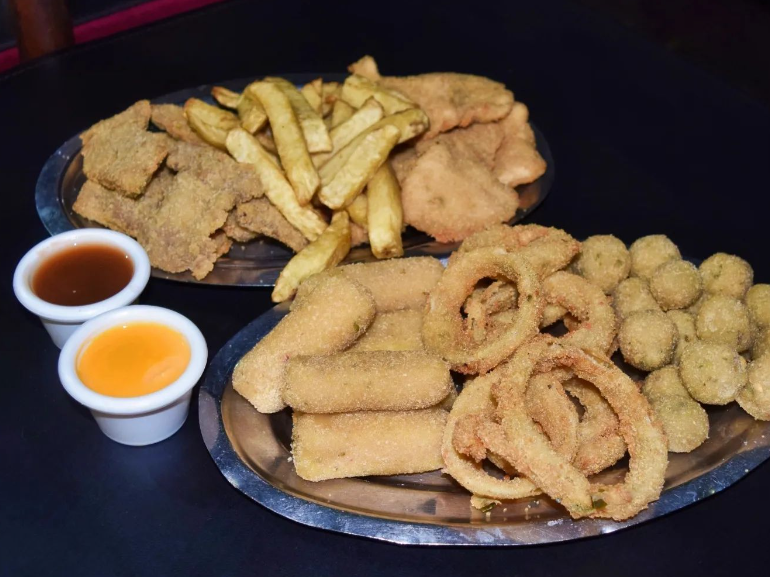 El excelente bodegón de Buenos Aires que hace una milanesa XXL para ...