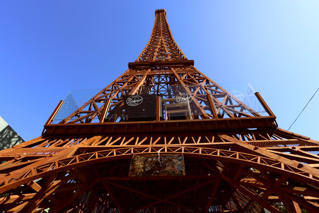 La escapada muy cerca de Buenos Aires para conocer la Torre Eiffel