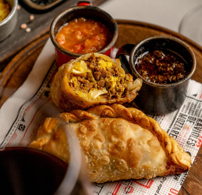 El restaurante de Buenos Aires que se destaca por sus carnes asadas, cazuelas y entradas