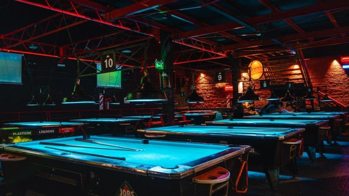 El famoso bar de Buenos Aires con juegos que reabrió sus puertas