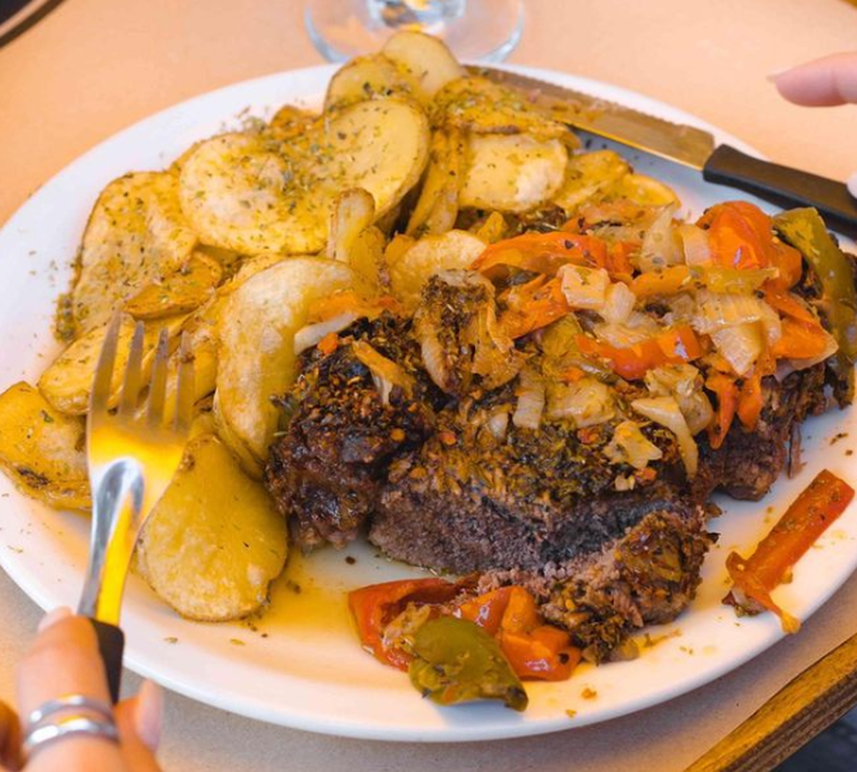 El famoso bodegón de Buenos Aires que se destaca por sus bajos precios y su lomo tierno con papas