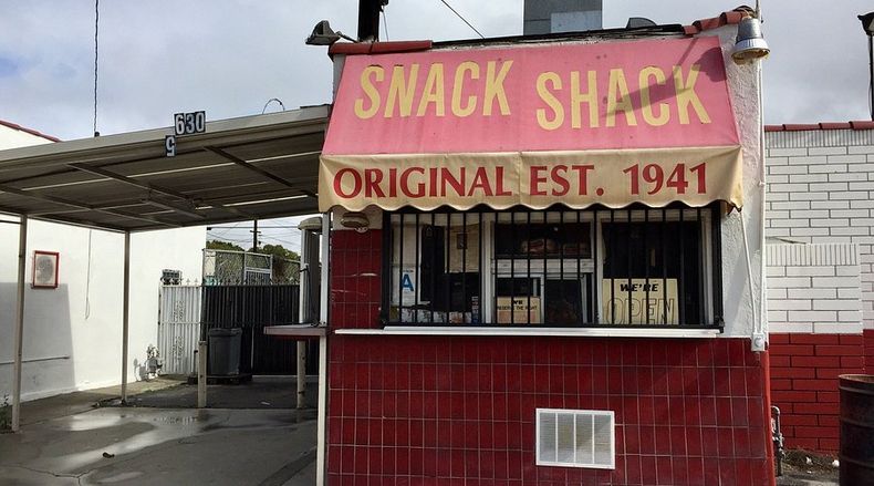De qué se trata Snack Shack, la comedia adolescente de Netflix con ...