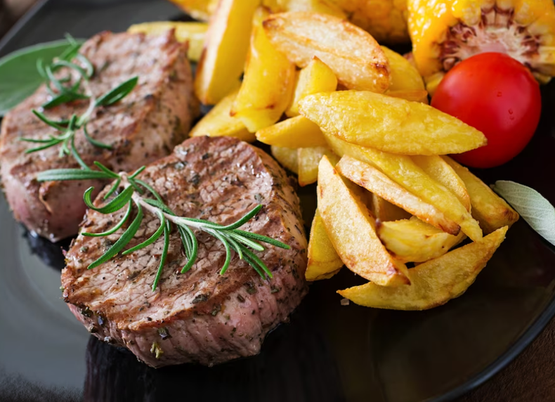 El bodegón de Buenos Aires que se destaca por su sabroso ojo de bife con papas fritas