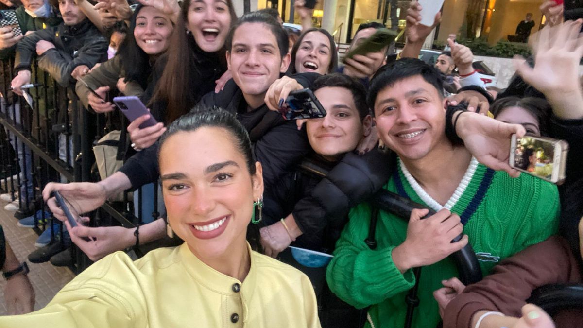 Dua Lipa en Argentina: desató la locura de sus fans en la puerta del hotel