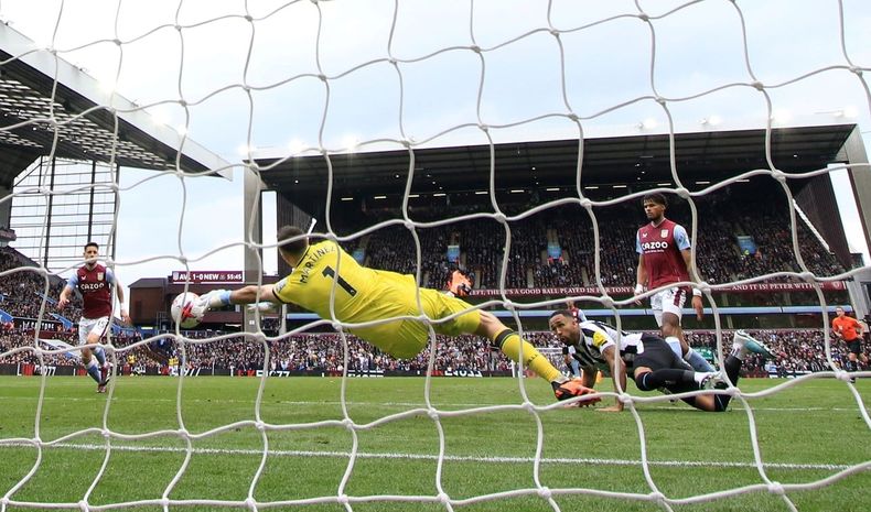 Video: la impresionante atajada el Dibu Martínez en un nuevo triunfo de Aston Villa