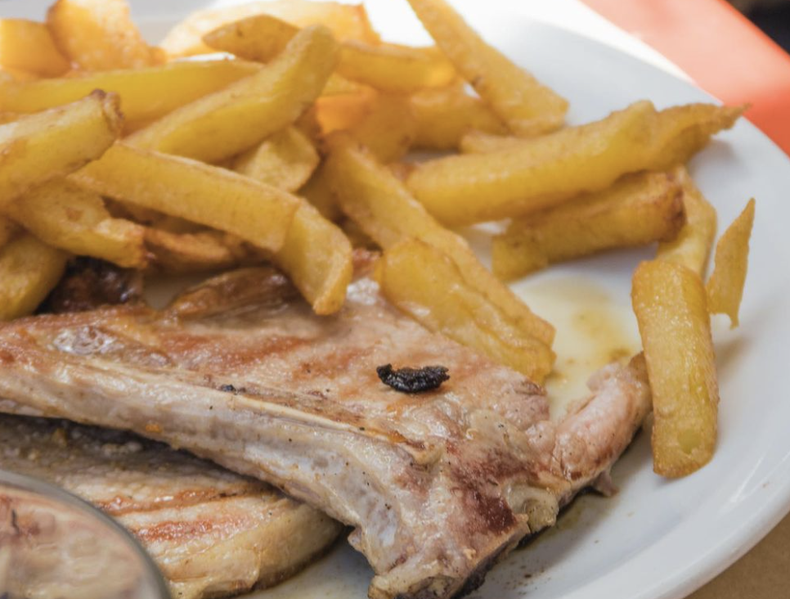 El bodegón de Buenos Aires que prepara un sabroso plato de carne al horno