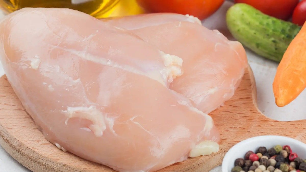 El sorprendente truco para limpiar la pechuga de pollo: se necesita un ...