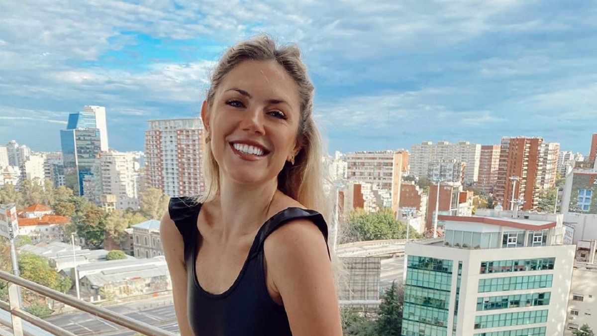 Stephanie Demner aprovechó una tarde de pileta y causó furor con una microbikini que combinó con ...