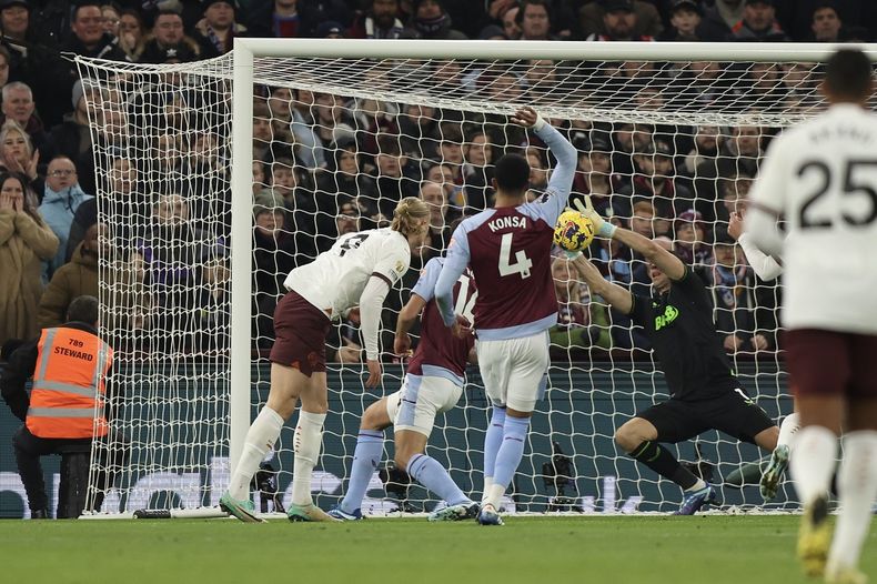 Video: la doble atajada espectacular de Dibu Martínez a Haaland para Aston Villa