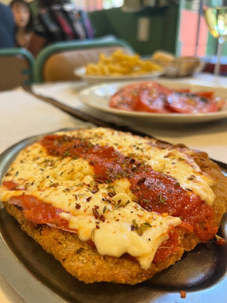 El bodegón de Buenos Aires que prepara el mejor matambre con ensalada rusa del país