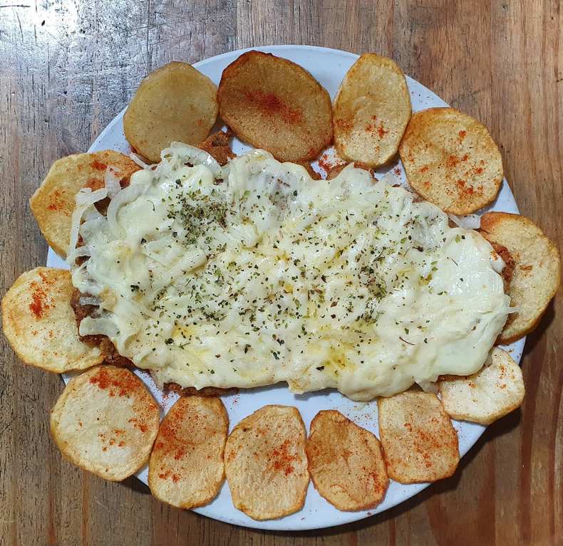 El excelente bodegón de Buenos Aires que hace una milanesa XXL para cuatro personas