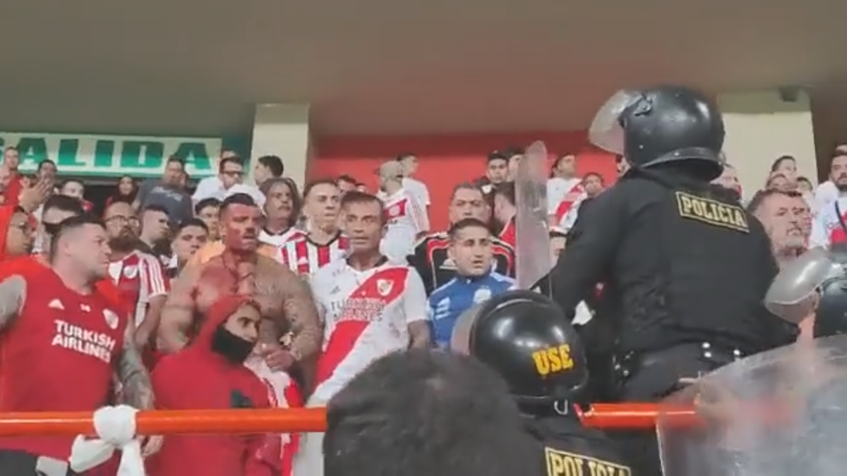 Video: batalla campal entre la barra de River y la policía de Perú en ...