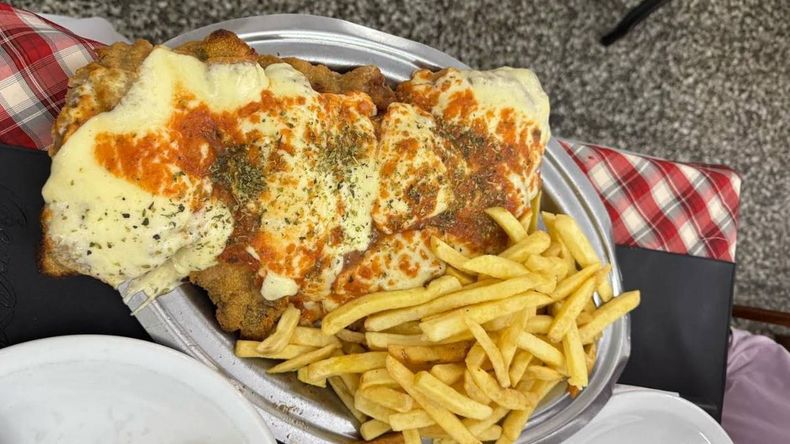 El BODEGÓN BARATO cerca de Buenos Aires donde SIRVEN el VINO en PINGÜINO