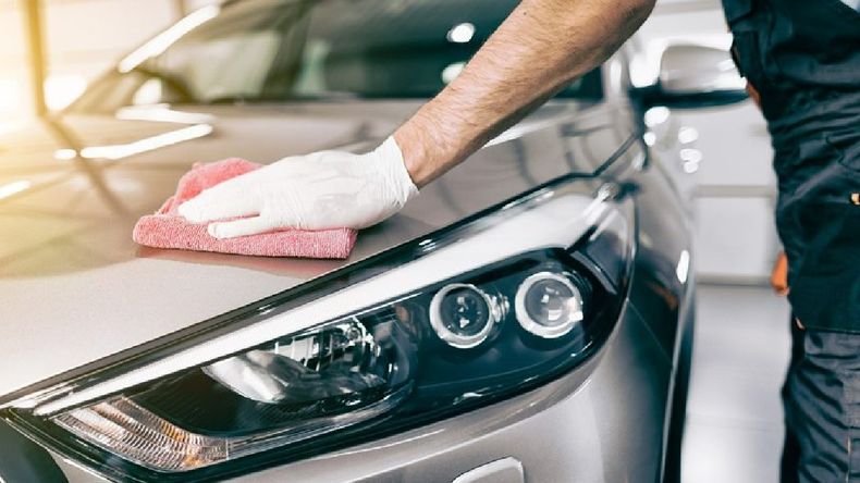 Cómo limpiar un auto en seco y que quede impecable