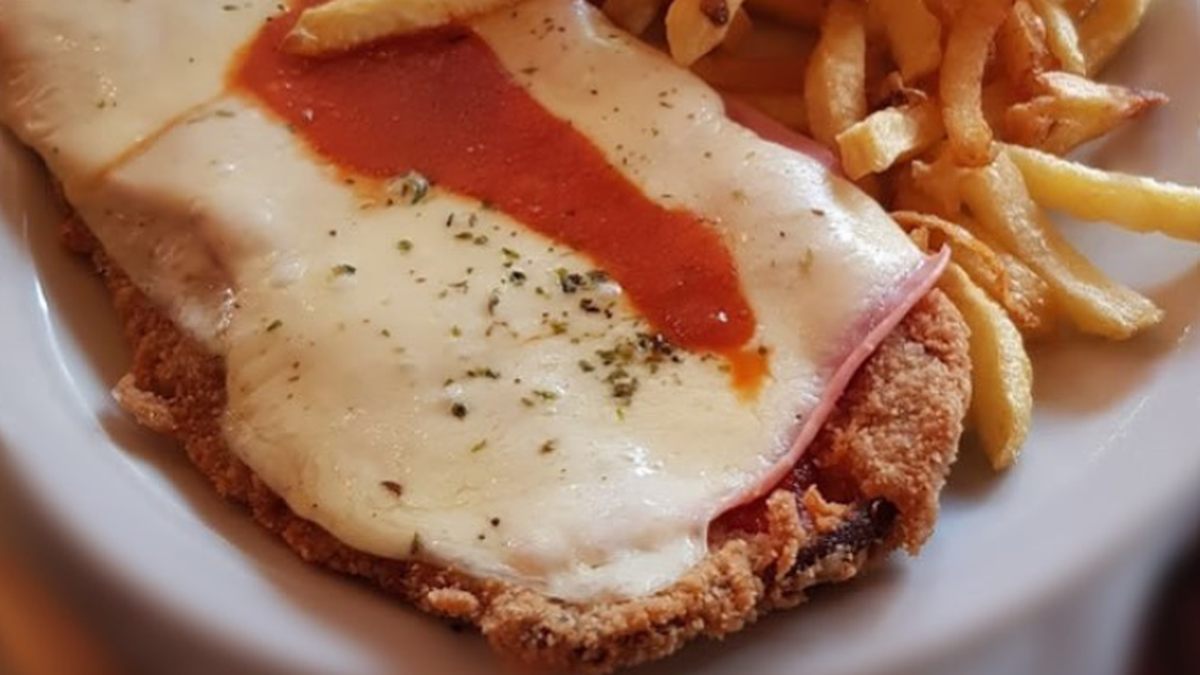 El bodegón de Buenos Aires que sirve una milanesa enorme a un precio increíble