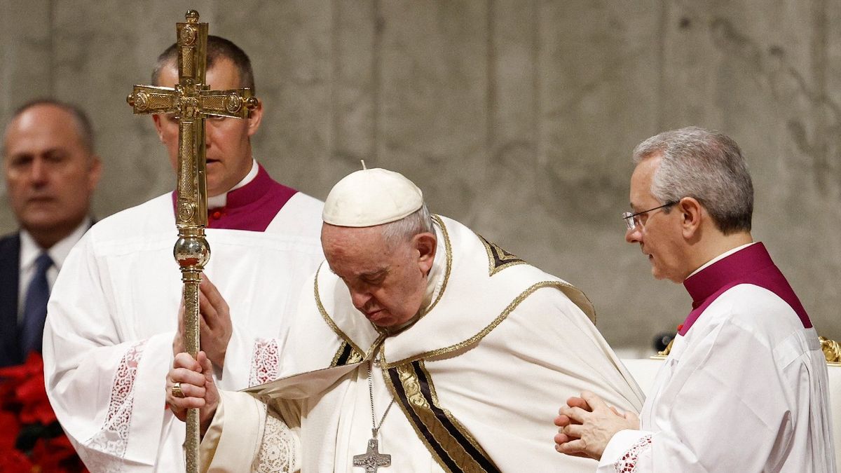 Misa de Nochebuena: el Papa criticó a la humanidad insaciable de dinero ...