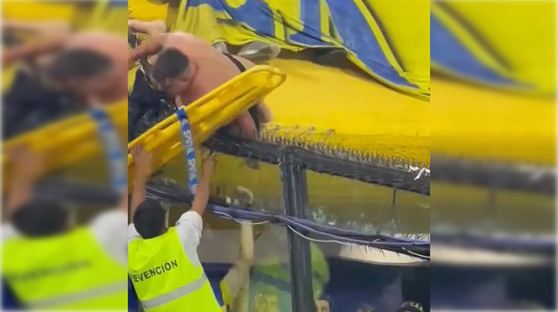 Video: el rescate de un hincha de Boca que quedó colgado del alambrado