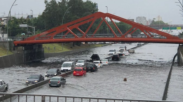 Diluvia en Buenos Aires: anegamiento total en la avenida General Paz