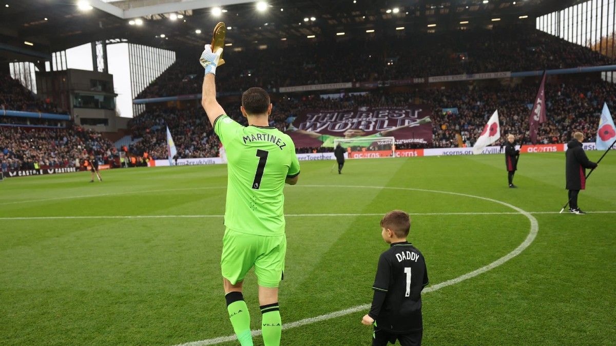 El emotivo homenaje de Aston Villa al Dibu Martínez tras ser elegido como el mejor arquero del mundo