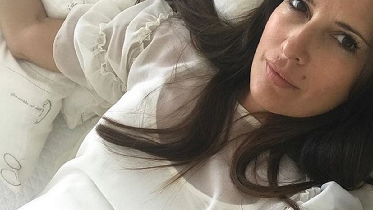 ¡Muy relajada! El look de entrecasa de Isabel Macedo, embarazada de ...