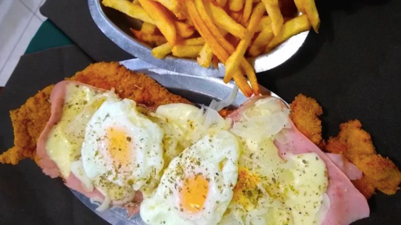 El bodegón barato de Buenos Aires que hace milanesas que desbordan de la fuente