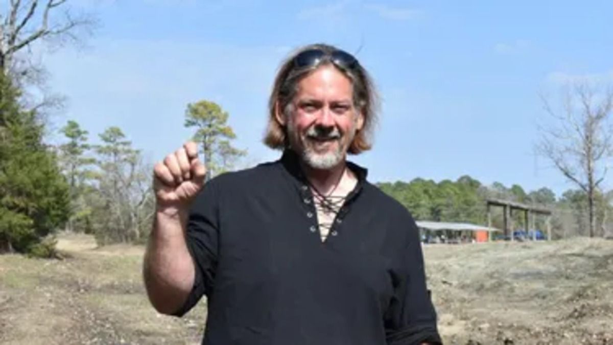 Se volvió millonario buscando piedras preciosas y diamantes en parques ...