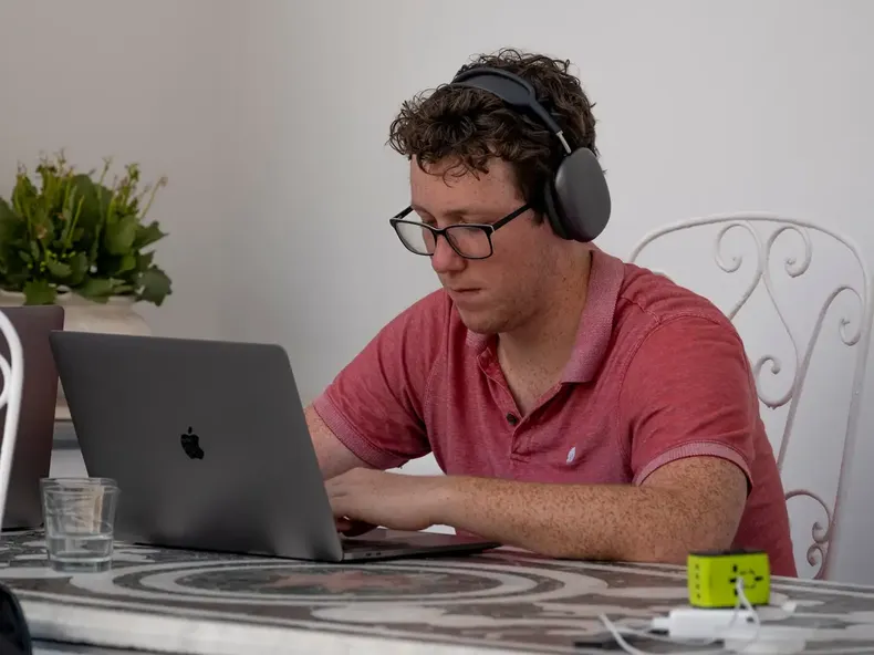 Es corredor de bolsa, solo necesitó 2 años para ser millonario y ahora ...