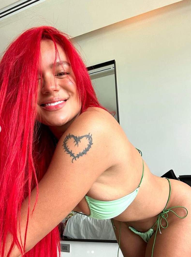 Karol G lució una microbikini verde que marcó tendencia en el verano
