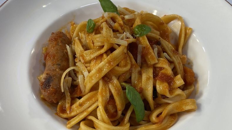 La receta de fideos con estofado imperdible: con salchicha parrillera y ...