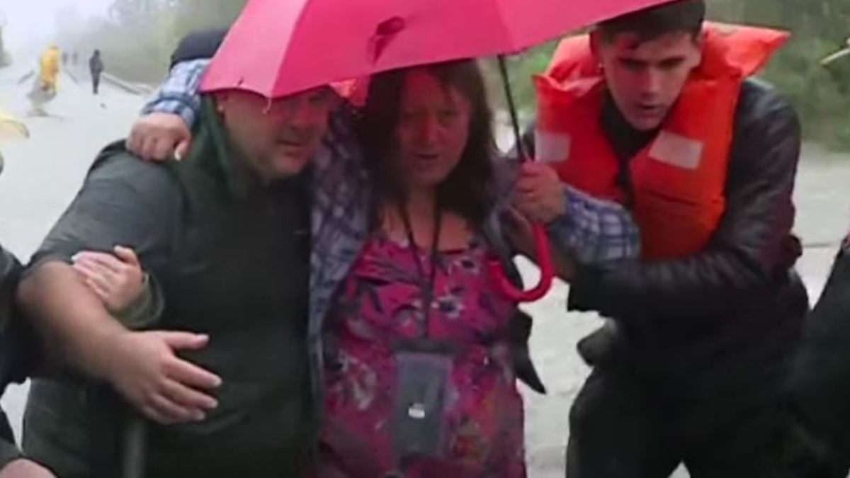 Feroz temporal: el emotivo rescate de una mujer atrapada por la lluvia en Campana