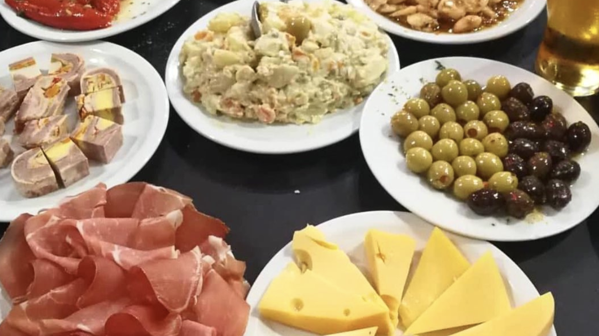 El histórico bodegón de Buenos Aires que se destaca por sus enormes picadas