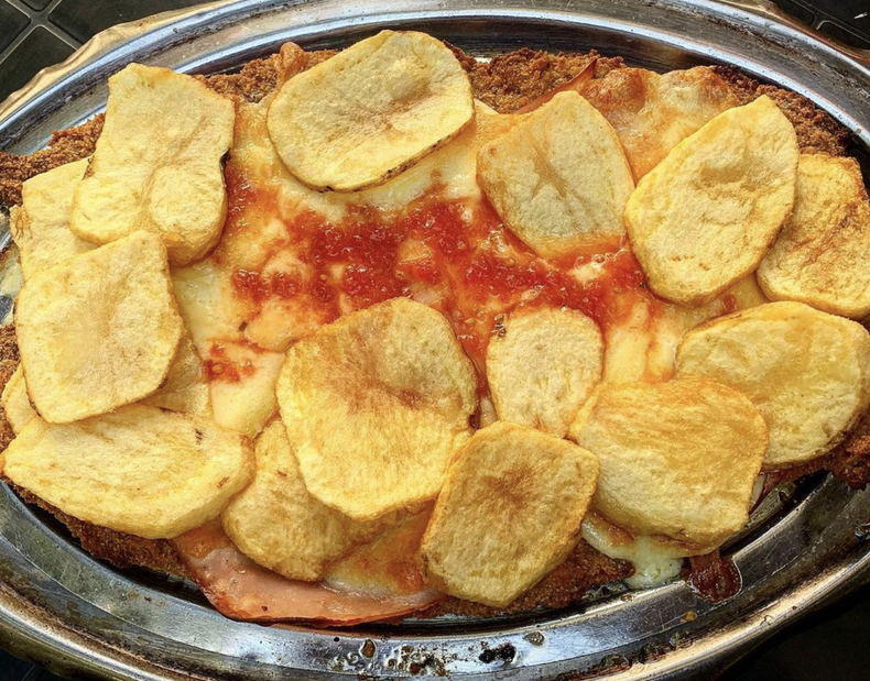Rico y barato: este el el bodegón de Buenos Aires con milanesas que se cortan con cuchara