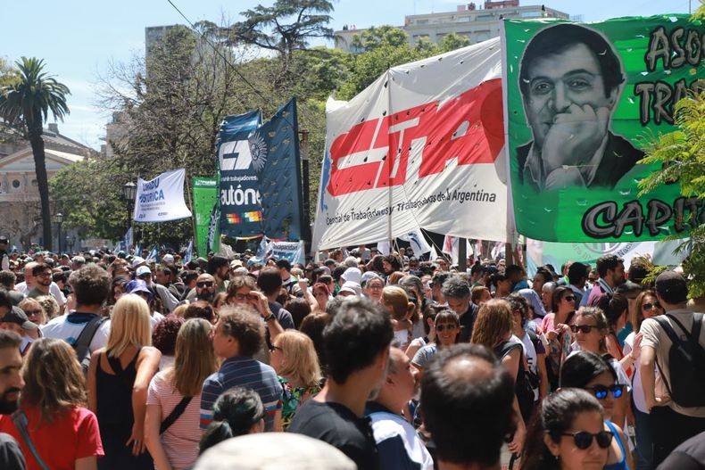 Reviví el minuto a minuto de la masiva marcha de la CGT contra el DNU ...