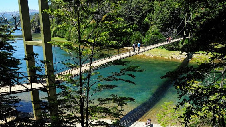Turismo en Argentina: el imperdible lago verde rodeada por un imponente ...
