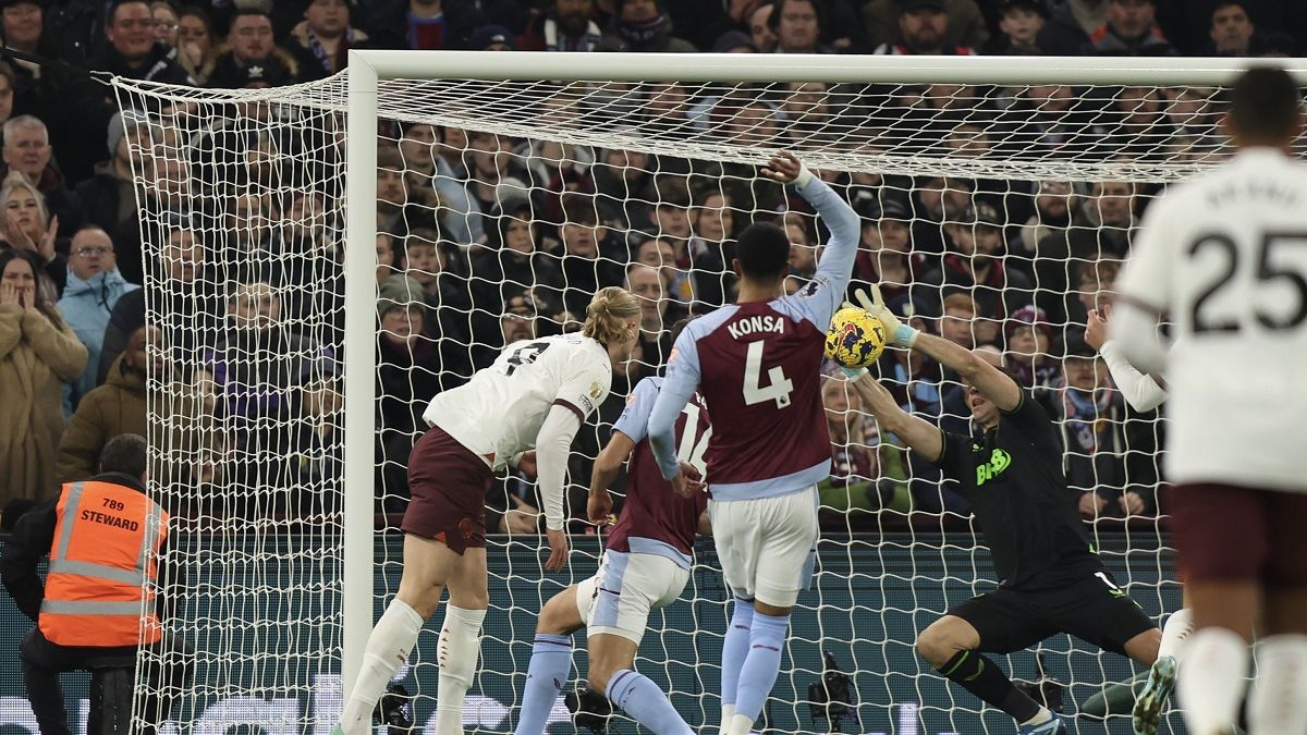 Video: la doble atajada espectacular de Dibu Martínez a Haaland para Aston Villa