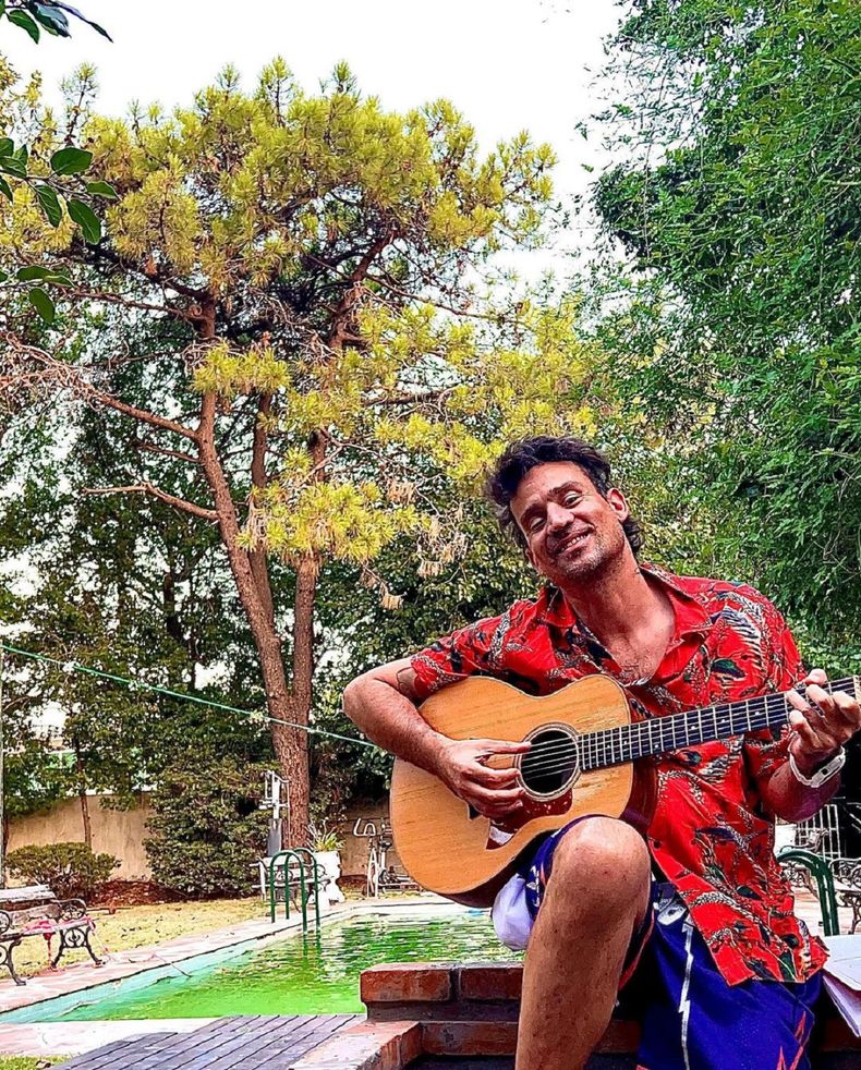 Chano subió conmovedoras fotos con su guitarra tras ser dado de alta