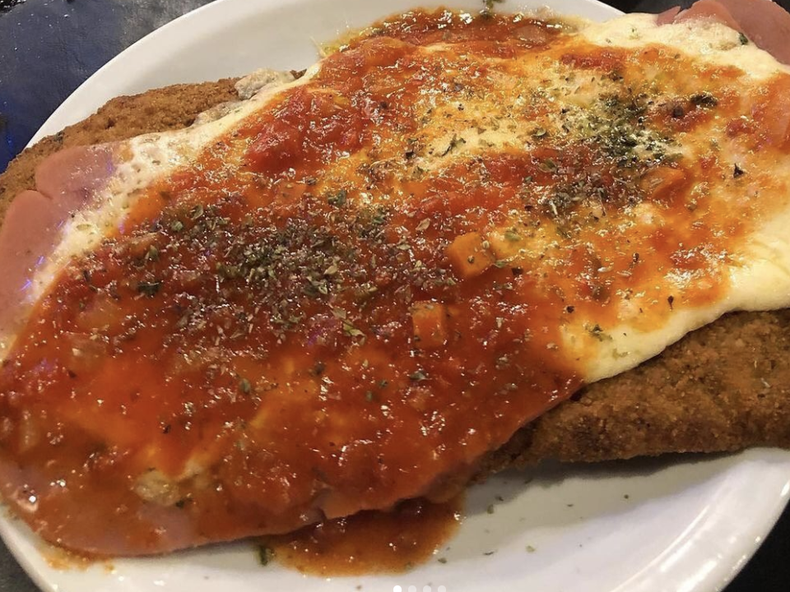 El histórico bodegón de Buenos Aires que se destaca por sus enormes picadas