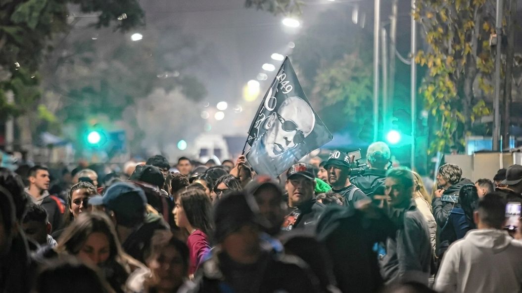 Último adiós al Indio Solari: a pesar de la lluvia y el frío, la enorme ...