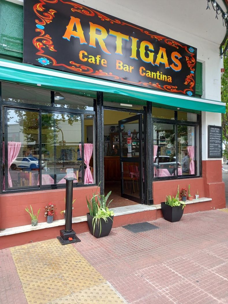 El bodegón de Buenos Aires accesible con una excelente tabla de asado con papas fritas