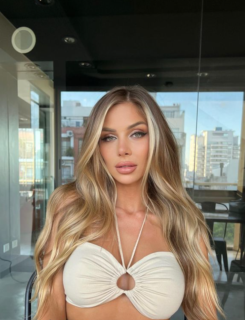 Romina Malaspina lució una microbikini strapless que marcó tendencia en el verano