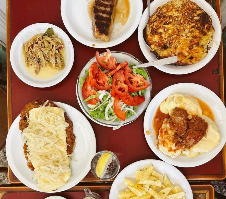 El bodegón de Buenos Aires que se destaca por sus porciones enormes a precios accesibles