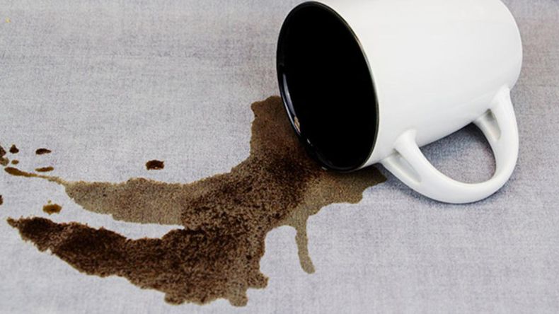 Cómo limpiar las manchas de café de la ropa y otras superficies