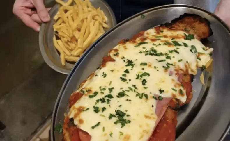 El mejor bodegón de Buenos Aires para comer una milanesa napolitana inolvidable