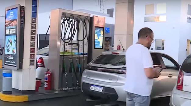 Llenar el tanque, cada vez más difícil: la nafta volvería a subir en febrero