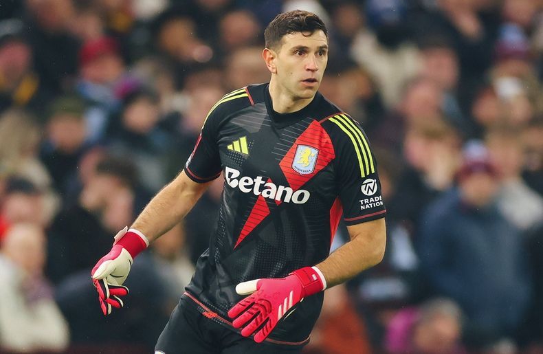 Una muralla: la atajada espectacular de Dibu Martínez en el triunfo de Aston Villa sobre Tottenham