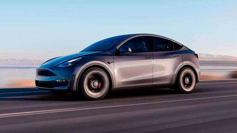 Increíble video viral: un policía intentó detener a un auto sin chofer