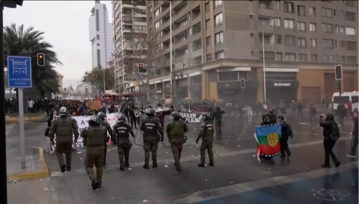 Estudiantes marcharon contra el ajuste de Kast en Chile: represión y ...