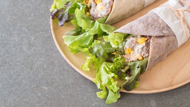 Perfectos para el verano: cómo hacer wraps de lechuga y pollo