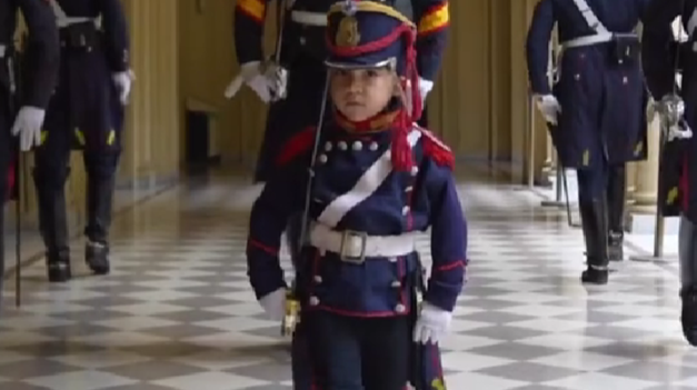 Lorenzo, el nene que es fanático de San Martín y fue granadero por un día